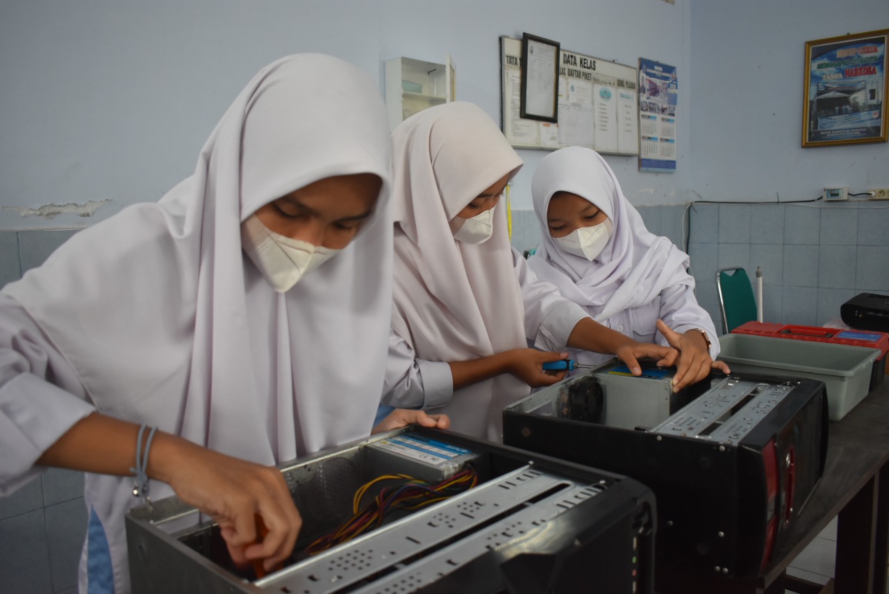Teknik Komputer dan Jaringan - SMK MUHENDO